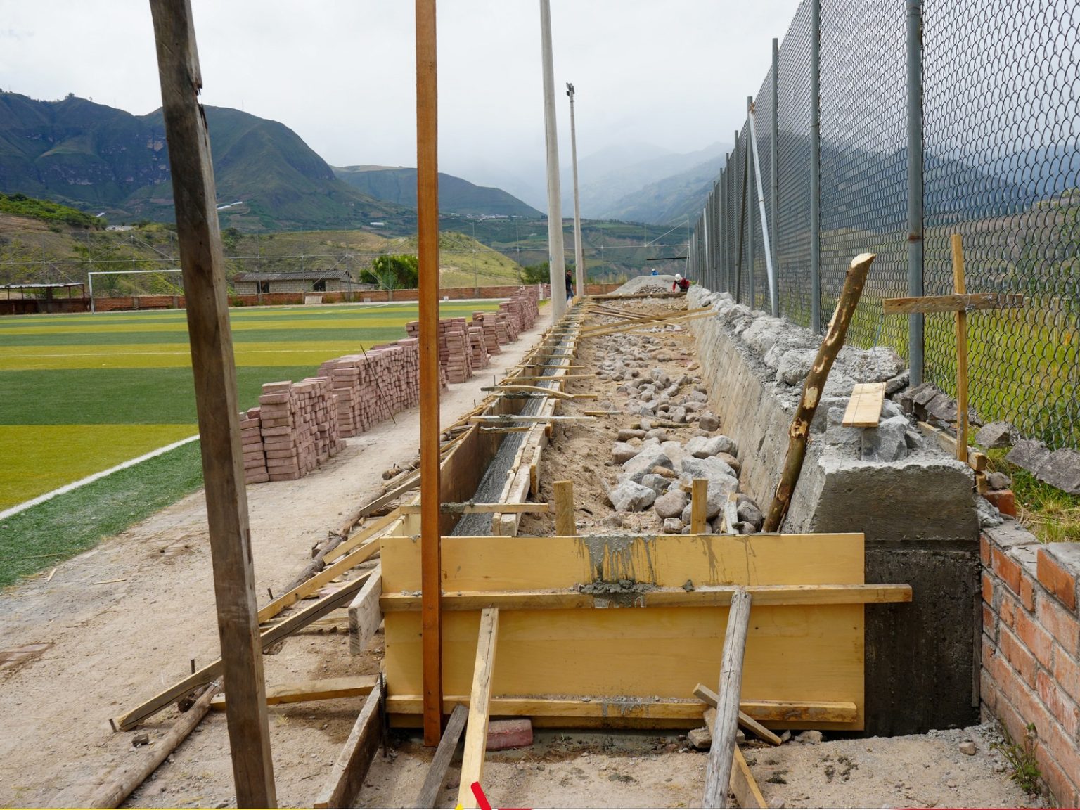 Graderío y locales se construyen en estadio de Piquiucho | Diario El Norte